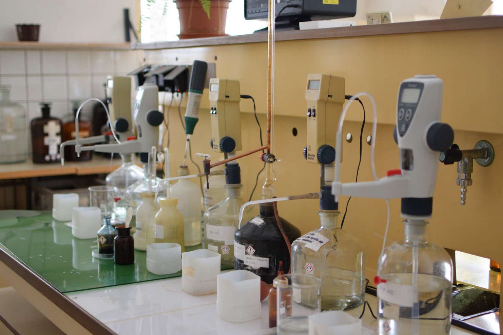 Novácke laboratórium ukrýva zaujímavosti: Takto pracujú naše chemičky ...